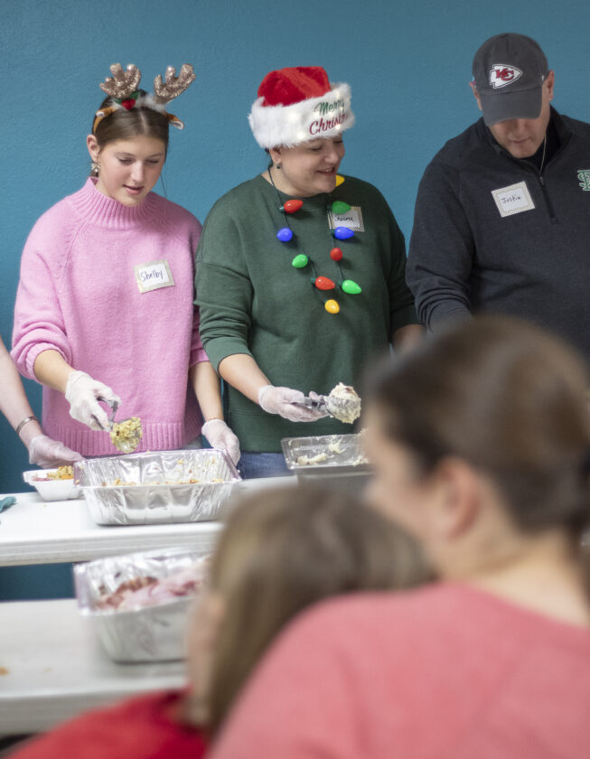 Photos Volunteers Serve More Than 1 000 Meals At Community Christmas